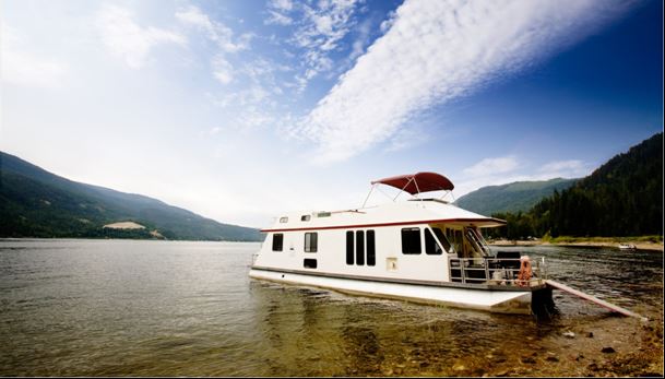 4 Tips for a Successful Houseboat Remodel - BoatWindows.com